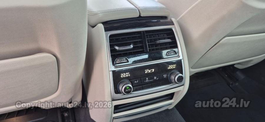 Grey BMW 7 Series 2016 in Parnu, with an engine capacity of 3.00 L and mileage of 305 thousand km for 26500 €, photo 23 on AUTOMOTO.COM.LV