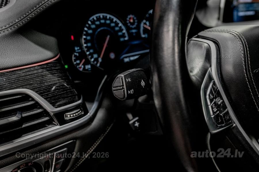 Pelēks BMW 7 Series 2017 Pērnava, ar dzinēja tilpumu 3.00 L un nobraukumu 190 tūkst. km par 25900 €, foto 25 vietnē AUTOMOTO.COM.LV