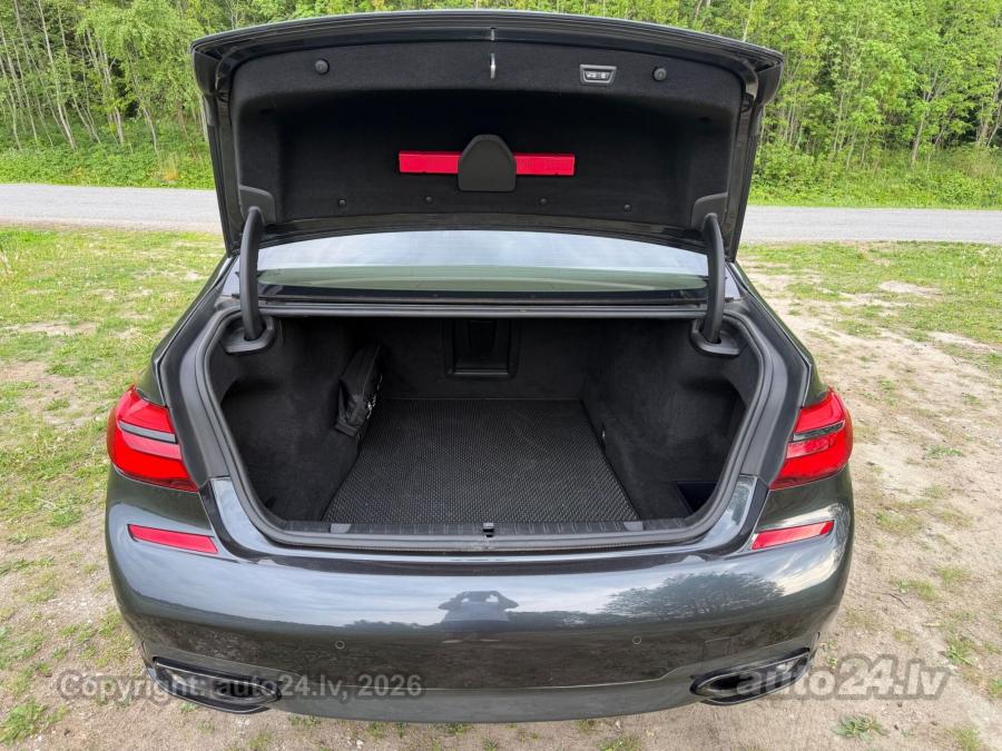 Grey BMW 7 Series 2018 in Tallinn, with an engine capacity of 3.00 L and mileage of 158 thousand km for 33900 €, photo 16 on AUTOMOTO.COM.LV