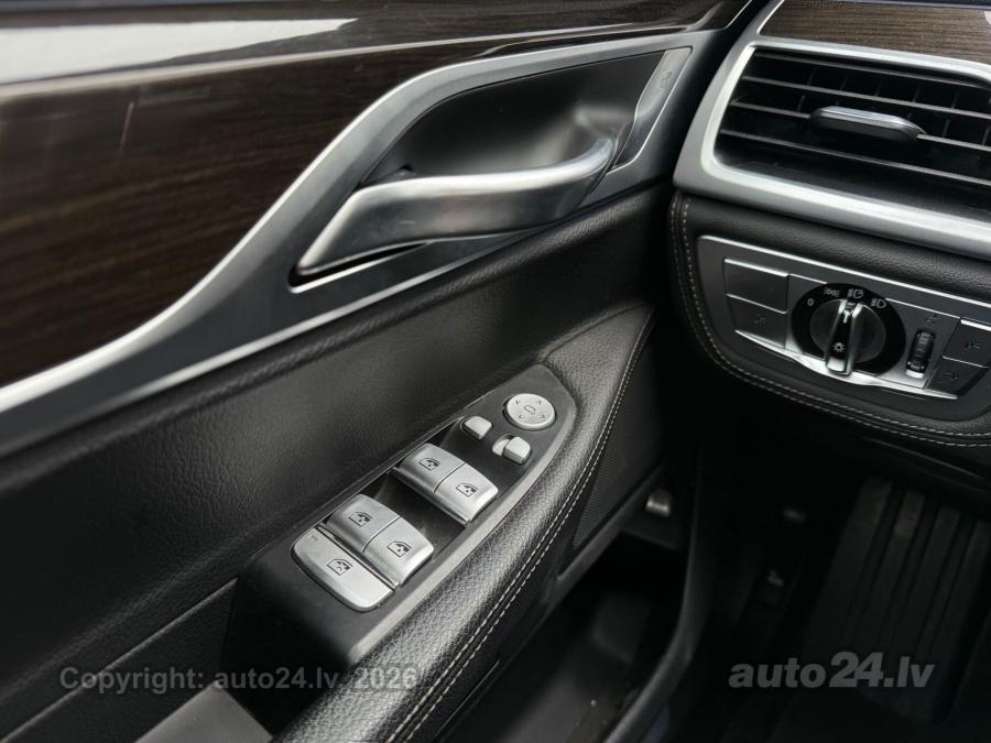 Pelēks BMW 7 Series 2019 Tallina, ar dzinēja tilpumu 3.00 L un nobraukumu 85 tūkst. km par 38900 €, foto 23 vietnē AUTOMOTO.COM.LV