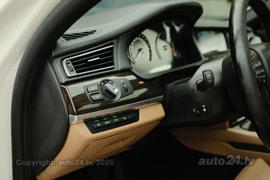 Balts BMW 7 Series 2011 Tallina, ar dzinēja tilpumu 3.00 L un nobraukumu 284 tūkst. km par 12400 €, foto 9 vietnē AUTOMOTO.COM.LV