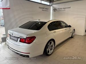 White BMW 7 Series 2012 in Ventspils, with an engine capacity of 3.00 L and mileage of 288 thousand km for 16400 €, photo 3 on AUTOMOTO.COM.LV