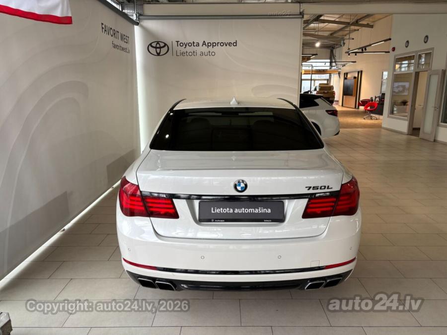 White BMW 7 Series 2012 in Ventspils, with an engine capacity of 3.00 L and mileage of 288 thousand km for 16400 €, photo 4 on AUTOMOTO.COM.LV