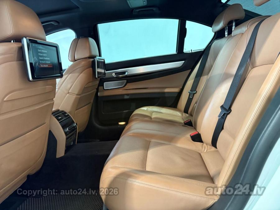 White BMW 7 Series 2012 in Ventspils, with an engine capacity of 3.00 L and mileage of 288 thousand km for 16400 €, photo 6 on AUTOMOTO.COM.LV