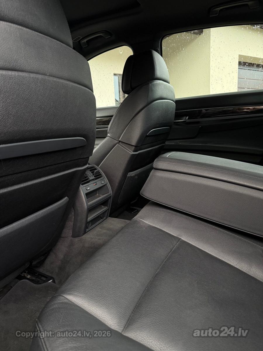 White BMW 7 Series 2012 in Tallinn, with an engine capacity of 3.00 L and mileage of 366 thousand km for 9999 €, photo 11 on AUTOMOTO.COM.LV