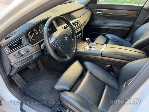 Balts BMW 7 Series 2012 Tartu, ar dzinēja tilpumu 3.00 L un nobraukumu 381 tūkst. km par 8990 €, foto 4 vietnē AUTOMOTO.COM.LV