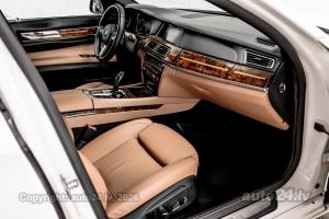 White BMW 7 Series 2013 in Parnu, with an engine capacity of 3.00 L and mileage of 294 thousand km for 14990 €, photo 11 on AUTOMOTO.COM.LV