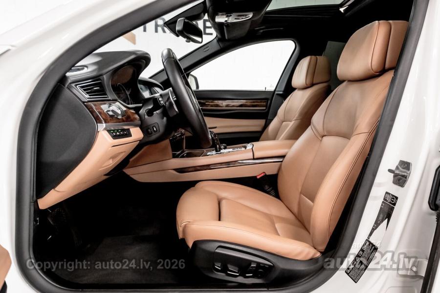 White BMW 7 Series 2013 in Parnu, with an engine capacity of 3.00 L and mileage of 294 thousand km for 14990 €, photo 12 on AUTOMOTO.COM.LV