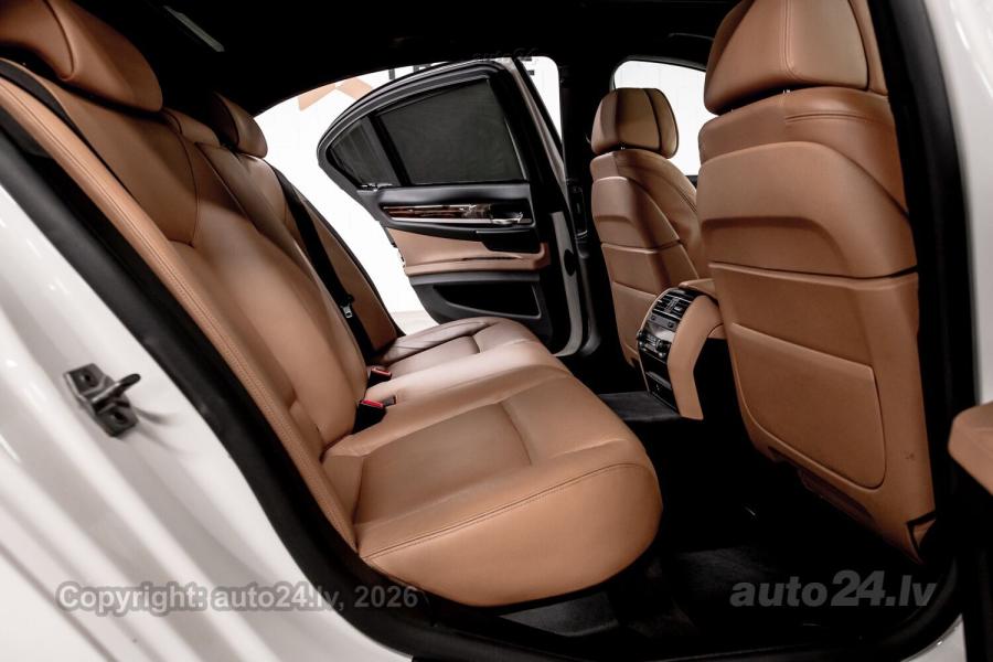 White BMW 7 Series 2013 in Parnu, with an engine capacity of 3.00 L and mileage of 294 thousand km for 14990 €, photo 14 on AUTOMOTO.COM.LV