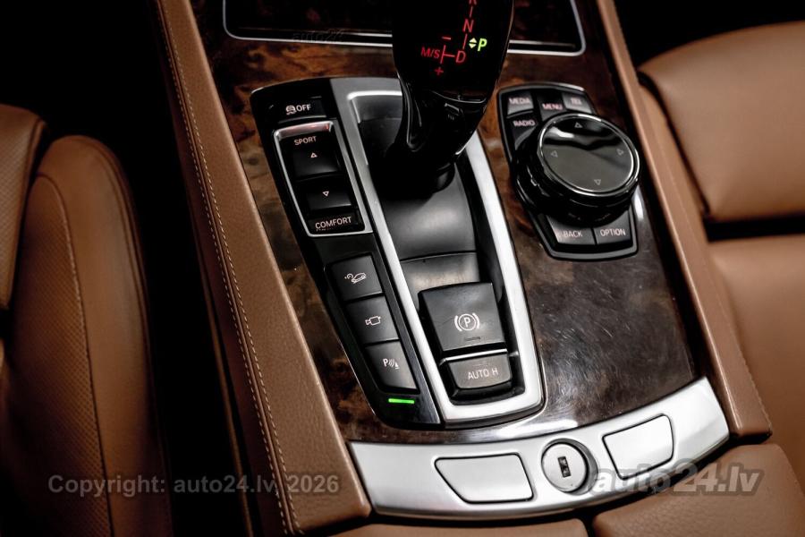 White BMW 7 Series 2013 in Parnu, with an engine capacity of 3.00 L and mileage of 294 thousand km for 14990 €, photo 22 on AUTOMOTO.COM.LV