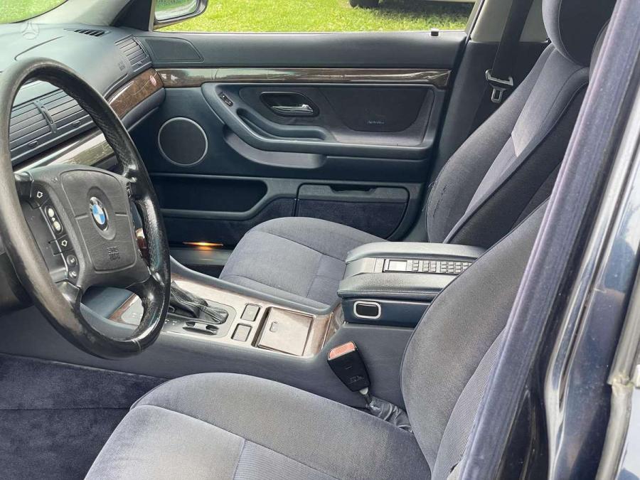 Zils BMW 725 1997 Viļņa, ar dzinēja tilpumu 2.50 L un nobraukumu 365 tūkst. km par 1500 €, foto 20 vietnē AUTOMOTO.COM.LV