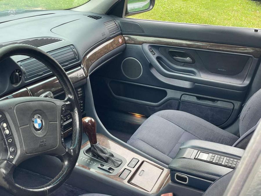 Zils BMW 725 1997 Viļņa, ar dzinēja tilpumu 2.50 L un nobraukumu 365 tūkst. km par 1500 €, foto 24 vietnē AUTOMOTO.COM.LV