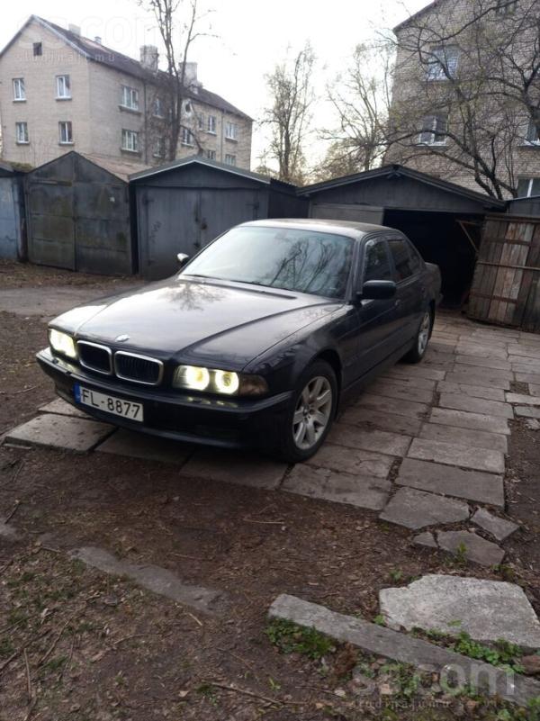 Black BMW 728 1996 in Riga, with an engine capacity of 2.80 L and mileage of 320 thousand km for 4600 €, photo 1 on AUTOMOTO.COM.LV