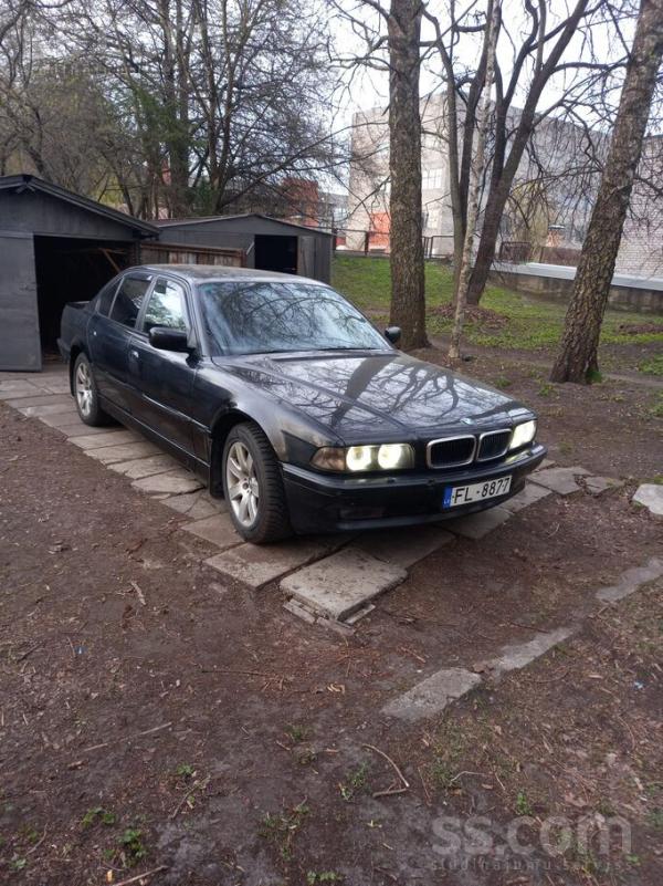Black BMW 728 1996 in Riga, with an engine capacity of 2.80 L and mileage of 320 thousand km for 4600 €, photo 3 on AUTOMOTO.COM.LV
