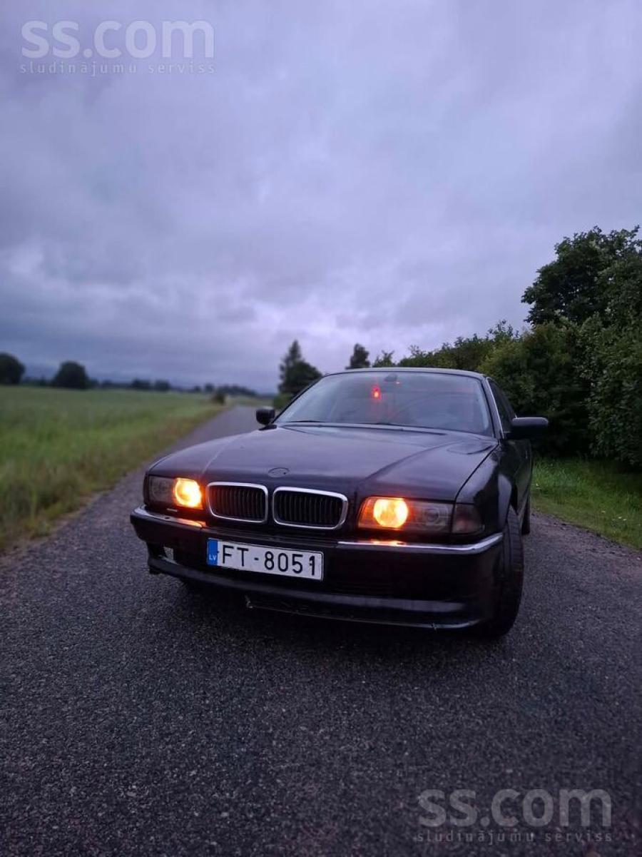Black BMW 728 1998 in Valmiera, with an engine capacity of 2.80 L and mileage of 319 thousand km for 2500 €, photo 1 on AUTOMOTO.COM.LV