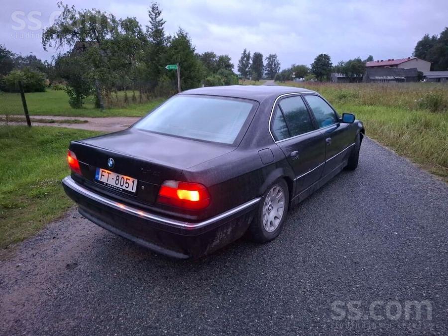 Black BMW 728 1998 in Valmiera, with an engine capacity of 2.80 L and mileage of 319 thousand km for 2500 €, photo 4 on AUTOMOTO.COM.LV