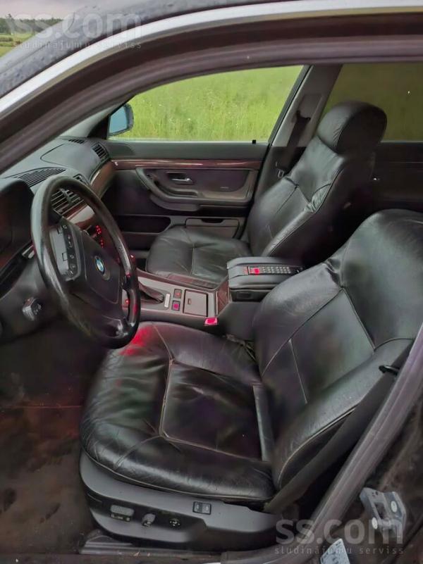 Black BMW 728 1998 in Valmiera, with an engine capacity of 2.80 L and mileage of 319 thousand km for 2500 €, photo 5 on AUTOMOTO.COM.LV