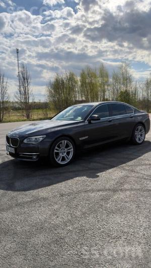 Black BMW 730 2013 in Rezekne, with an engine capacity of 3.00 L and mileage of 304 thousand km for 14000 €, photo 3 on AUTOMOTO.COM.LV