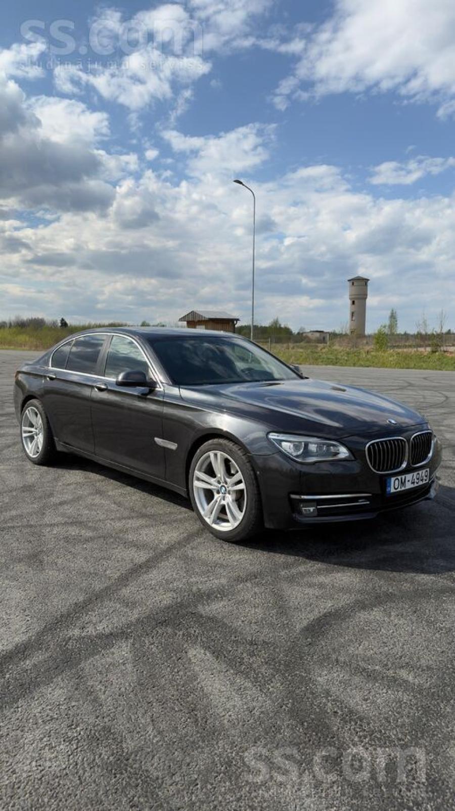 Black BMW 730 2013 in Rezekne, with an engine capacity of 3.00 L and mileage of 304 thousand km for 14000 €, photo 4 on AUTOMOTO.COM.LV