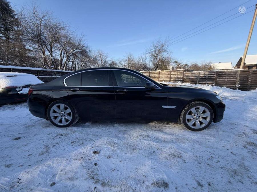 Black BMW 730 2014 in Vilnius, with an engine capacity of 3.00 L and mileage of 298 thousand km for 9999 €, photo 2 on AUTOMOTO.COM.LV