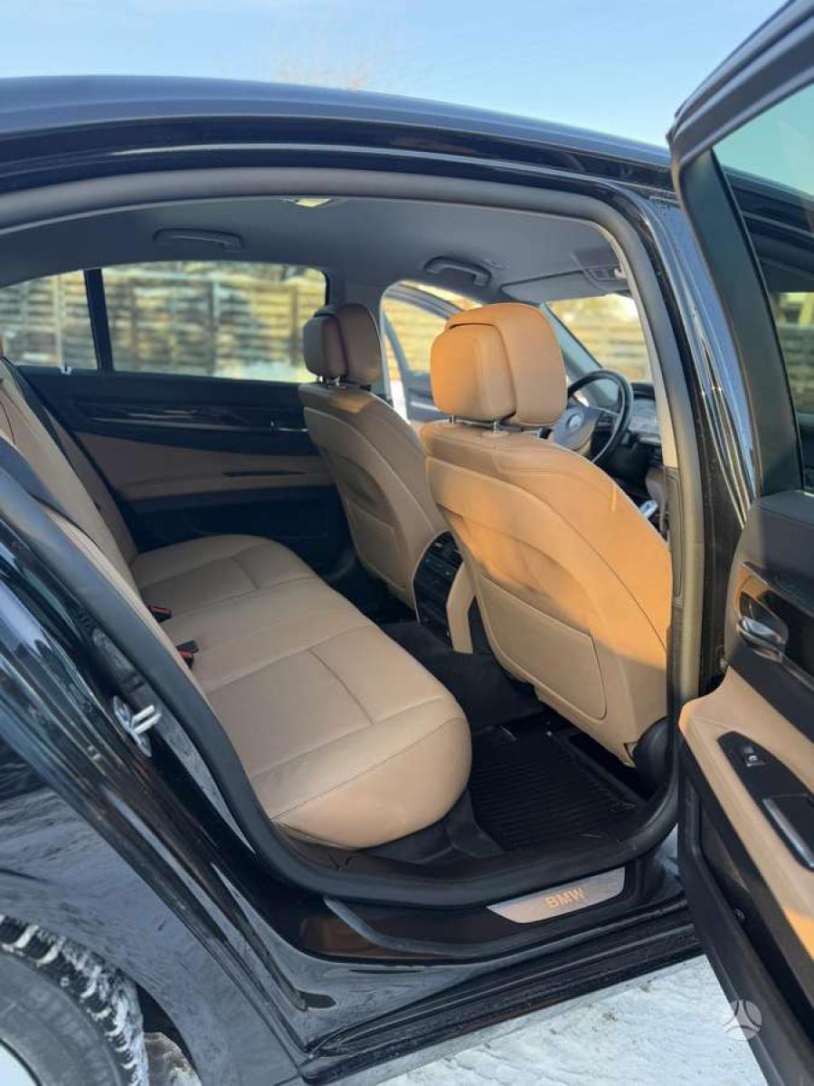 Black BMW 730 2014 in Vilnius, with an engine capacity of 3.00 L and mileage of 298 thousand km for 9999 €, photo 10 on AUTOMOTO.COM.LV