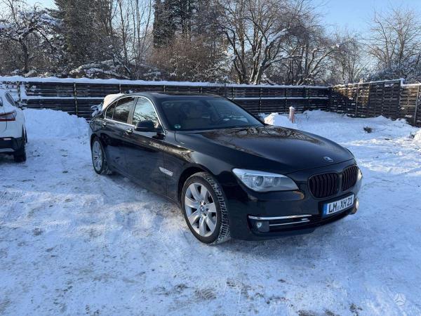 Black BMW 730 2014 in Vilnius, with an engine capacity of 3.00 L and mileage of 298 thousand km for 8800 €, photo 2 on AUTOMOTO.COM.LV