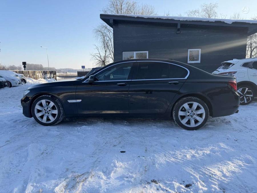 Black BMW 730 2014 in Vilnius, with an engine capacity of 3.00 L and mileage of 298 thousand km for 8800 €, photo 5 on AUTOMOTO.COM.LV