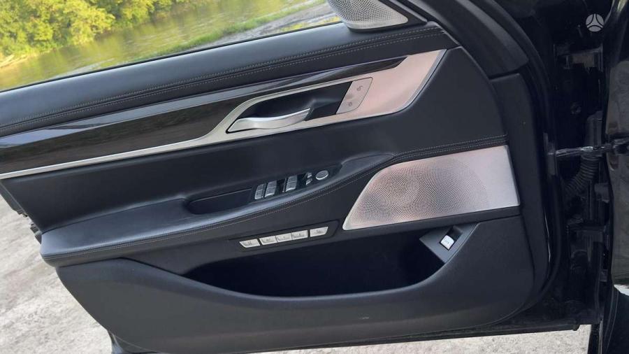 Black BMW 730 2016 in Vilnius, with an engine capacity of 2.99 L and mileage of 199 thousand km for 26000 €, photo 14 on AUTOMOTO.COM.LV