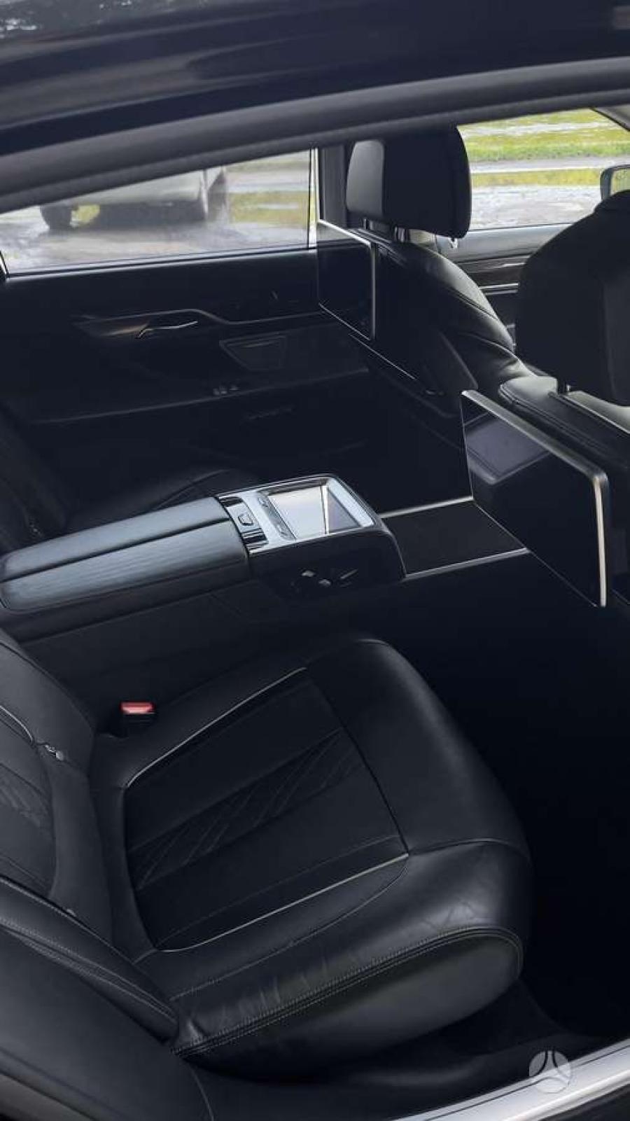 Black BMW 730 2016 in Vilnius, with an engine capacity of 2.99 L and mileage of 199 thousand km for 26000 €, photo 15 on AUTOMOTO.COM.LV