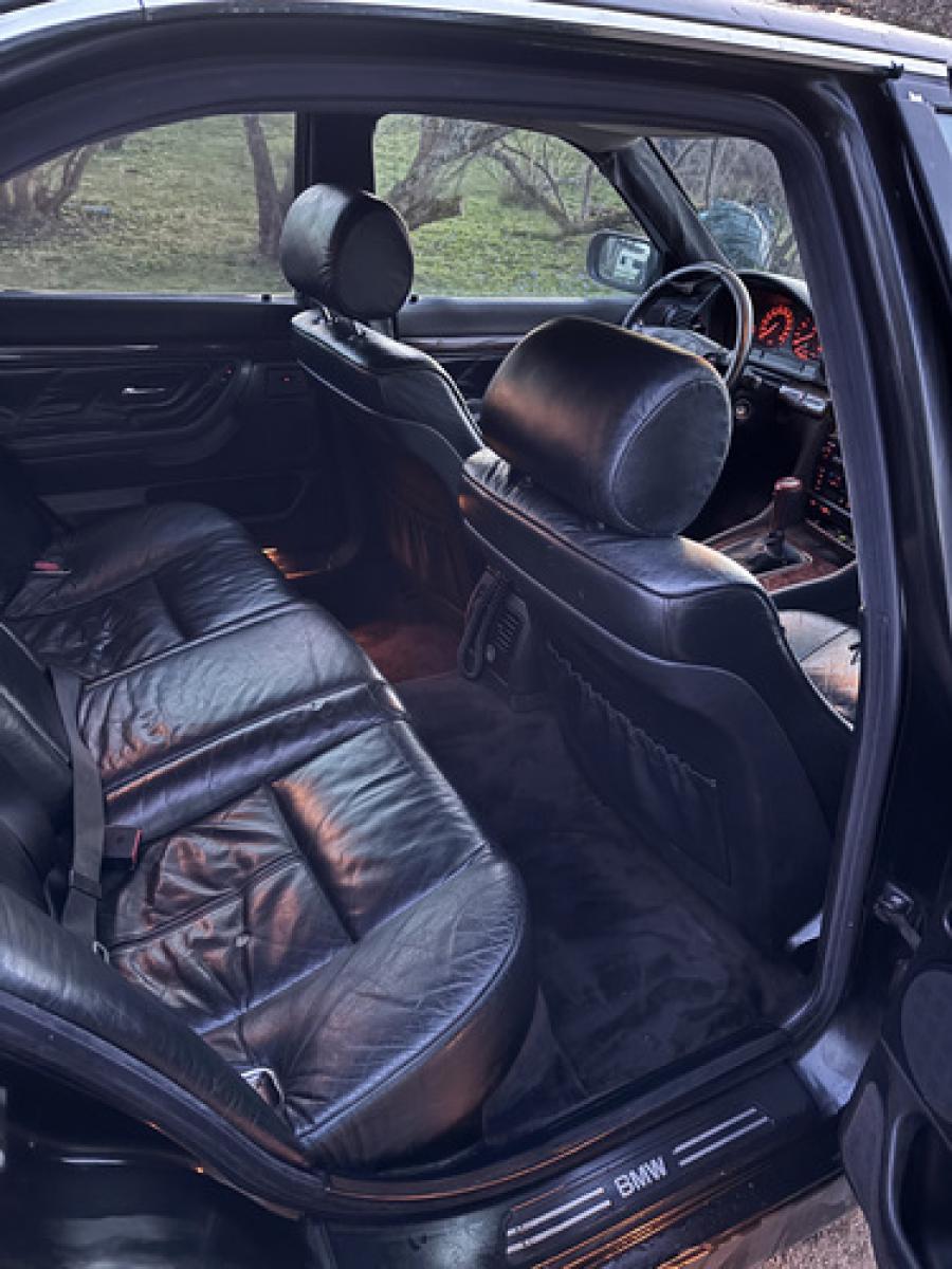 Black BMW 730 1994 in Rakvere, with an engine capacity of 3.00 L and mileage of 361 thousand km for 1900 €, photo 10 on AUTOMOTO.COM.LV
