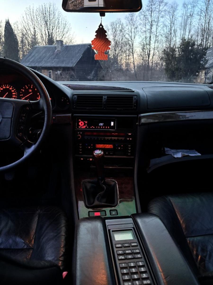 Black BMW 730 1994 in Rakvere, with an engine capacity of 3.00 L and mileage of 361 thousand km for 1900 €, photo 16 on AUTOMOTO.COM.LV