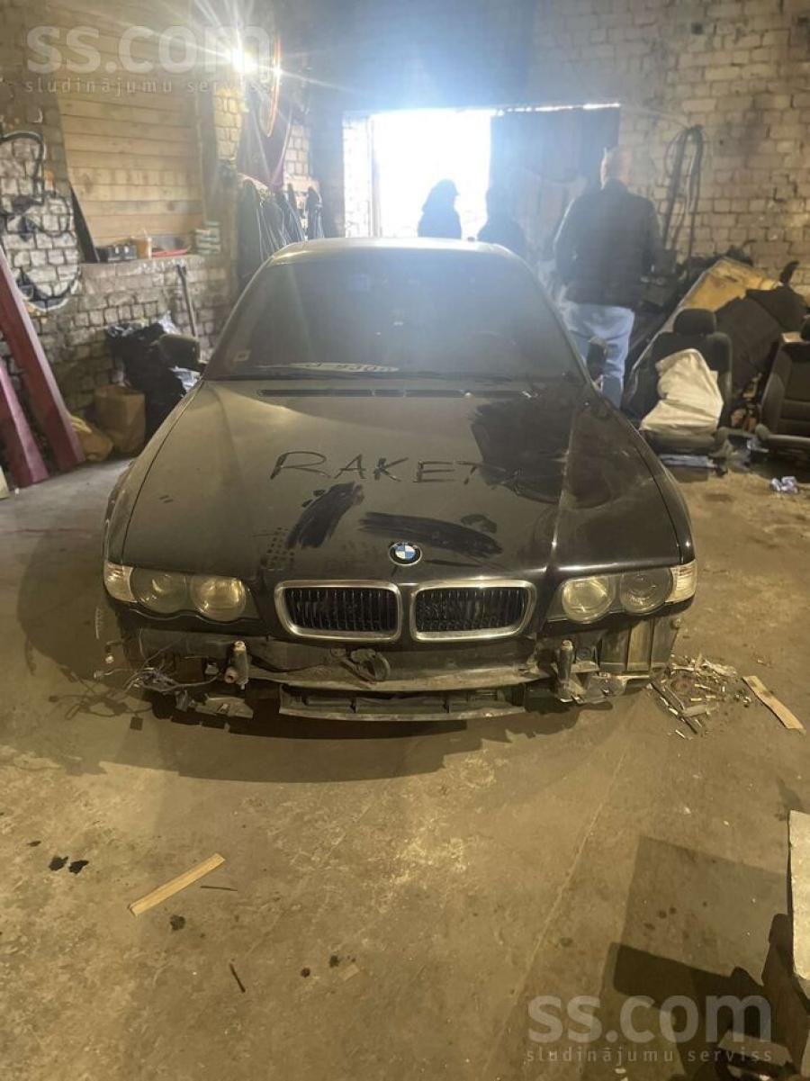 Black BMW 730 2001 in Liepaja, with an engine capacity of 3.00 L and mileage of 460 thousand km for 1500 €, photo 1 on AUTOMOTO.COM.LV