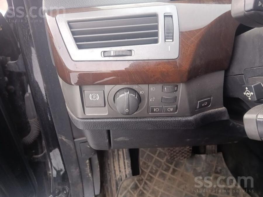 Black BMW 730 2004 in Daugavpils, with an engine capacity of 3.00 L and mileage of 299 thousand km for 2200 €, photo 6 on AUTOMOTO.COM.LV
