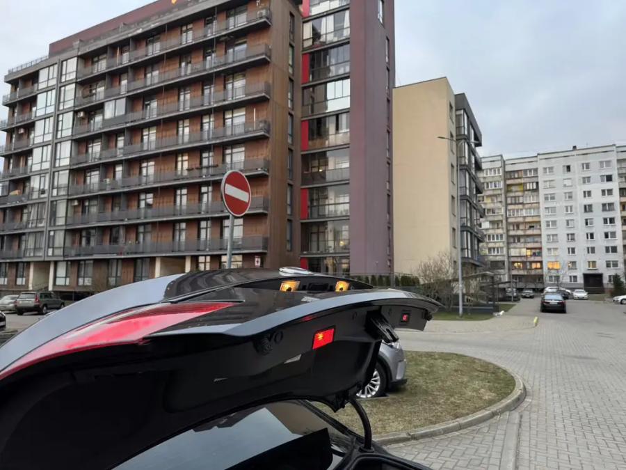 Black BMW 730 2005 in Riga, with an engine capacity of 3.00 L and mileage of 396 thousand km for 3990 €, photo 6 on AUTOMOTO.COM.LV
