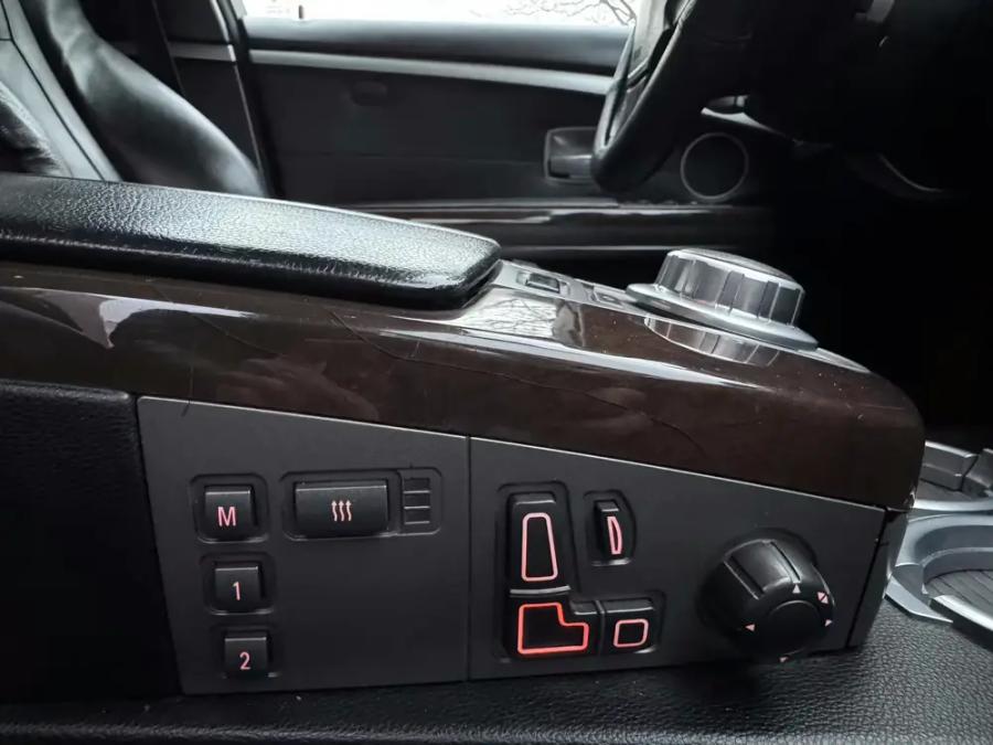 Black BMW 730 2005 in Riga, with an engine capacity of 3.00 L and mileage of 396 thousand km for 3990 €, photo 10 on AUTOMOTO.COM.LV