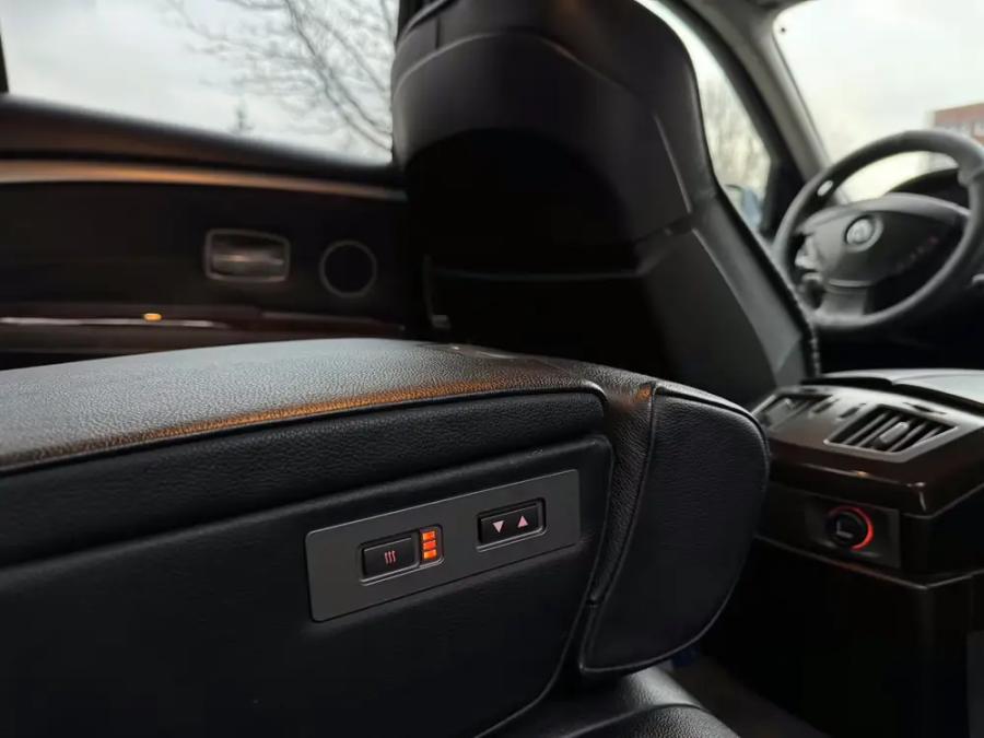Black BMW 730 2005 in Riga, with an engine capacity of 3.00 L and mileage of 396 thousand km for 3990 €, photo 12 on AUTOMOTO.COM.LV