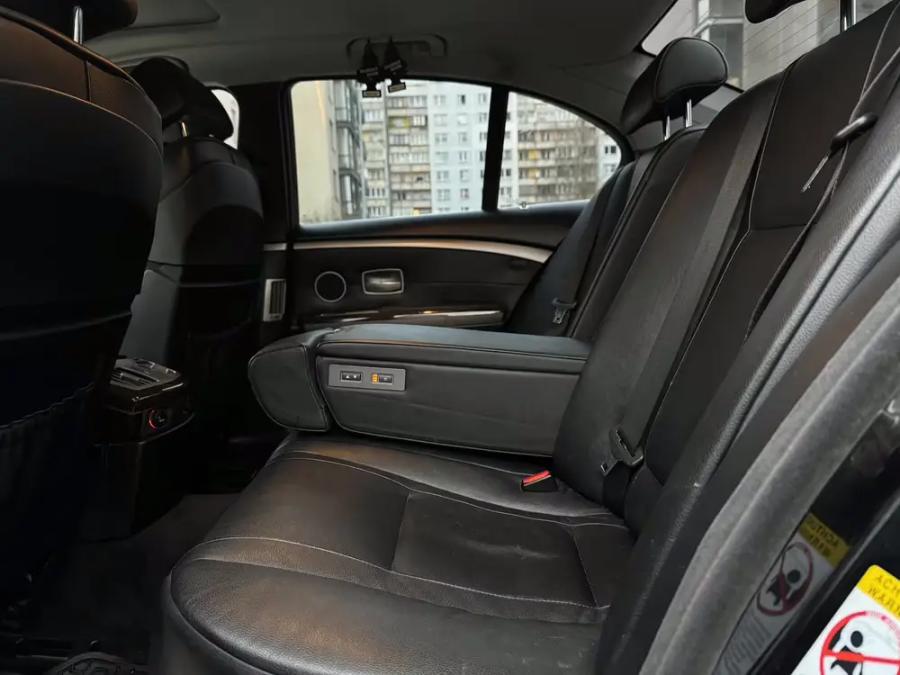 Black BMW 730 2005 in Riga, with an engine capacity of 3.00 L and mileage of 396 thousand km for 3990 €, photo 14 on AUTOMOTO.COM.LV