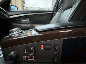 Black BMW 730 2005 in Riga, with an engine capacity of 3.00 L and mileage of 396 thousand km for 3990 €, photo 15 on AUTOMOTO.COM.LV