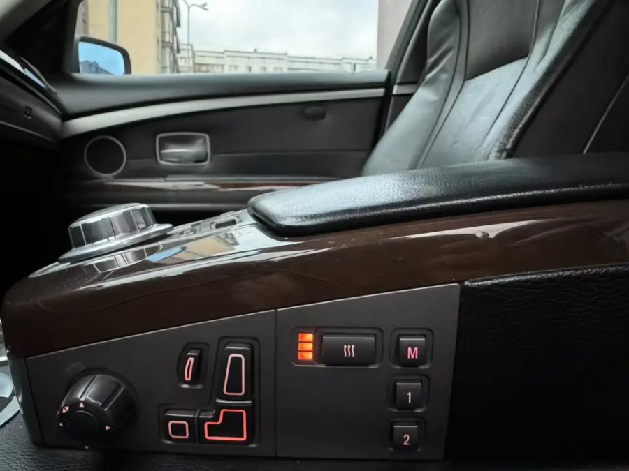 Black BMW 730 2005 in Riga, with an engine capacity of 3.00 L and mileage of 396 thousand km for 3990 €, photo 15 on AUTOMOTO.COM.LV