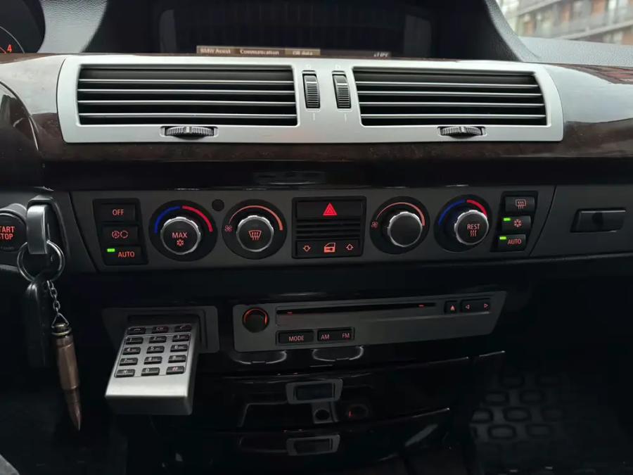 Black BMW 730 2005 in Riga, with an engine capacity of 3.00 L and mileage of 396 thousand km for 3990 €, photo 16 on AUTOMOTO.COM.LV