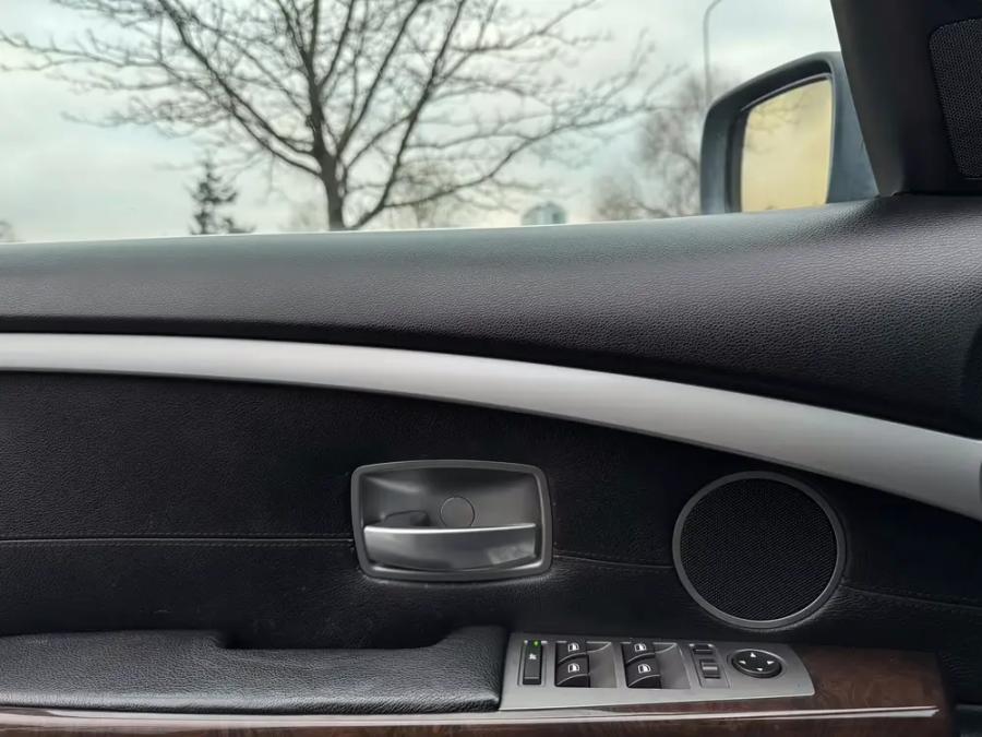 Black BMW 730 2005 in Riga, with an engine capacity of 3.00 L and mileage of 396 thousand km for 3990 €, photo 23 on AUTOMOTO.COM.LV