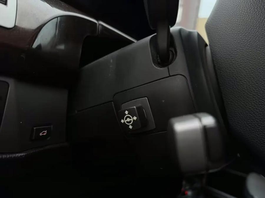 Black BMW 730 2005 in Riga, with an engine capacity of 3.00 L and mileage of 396 thousand km for 3990 €, photo 25 on AUTOMOTO.COM.LV