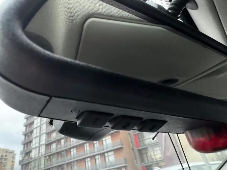 Black BMW 730 2005 in Riga, with an engine capacity of 3.00 L and mileage of 396 thousand km for 3990 €, photo 26 on AUTOMOTO.COM.LV