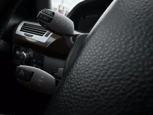 Black BMW 730 2005 in Riga, with an engine capacity of 3.00 L and mileage of 396 thousand km for 3990 €, photo 29 on AUTOMOTO.COM.LV