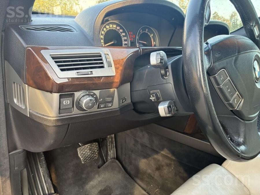 Black BMW 730 2005 in Bauska, with an engine capacity of 3.00 L and mileage of 284 thousand km for 6200 €, photo 8 on AUTOMOTO.COM.LV