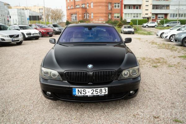 Black BMW 730 2006 in Liepaja, with an engine capacity of 3.00 L and mileage of 278 thousand km for 5250 €, photo 3 on AUTOMOTO.COM.LV