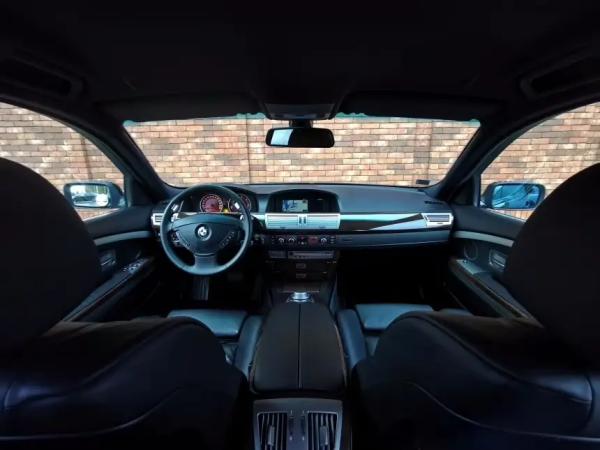 Melns BMW 730 2006 Rīga, ar dzinēja tilpumu 3.00 L un nobraukumu 270 tūkst. km par 6900 €, foto 4 vietnē AUTOMOTO.COM.LV