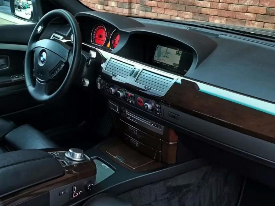 Melns BMW 730 2006 Rīga, ar dzinēja tilpumu 3.00 L un nobraukumu 270 tūkst. km par 6900 €, foto 12 vietnē AUTOMOTO.COM.LV