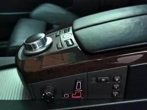 Melns BMW 730 2006 Rīga, ar dzinēja tilpumu 3.00 L un nobraukumu 270 tūkst. km par 6900 €, foto 17 vietnē AUTOMOTO.COM.LV