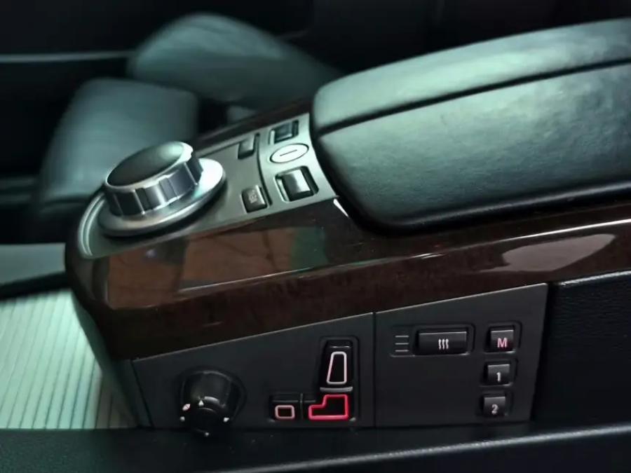 Melns BMW 730 2006 Rīga, ar dzinēja tilpumu 3.00 L un nobraukumu 270 tūkst. km par 6900 €, foto 17 vietnē AUTOMOTO.COM.LV